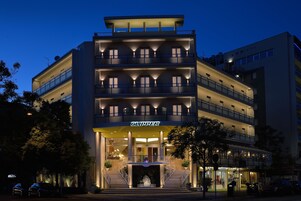 Fachada do alojamento (tarde/noite)