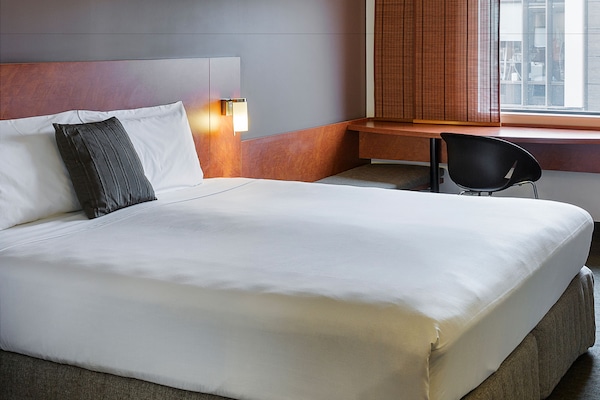 Quarto, 1 cama King (Ibis Plus) | Cofres nos quartos, escrivaninha, espaço de trabalho para notebook