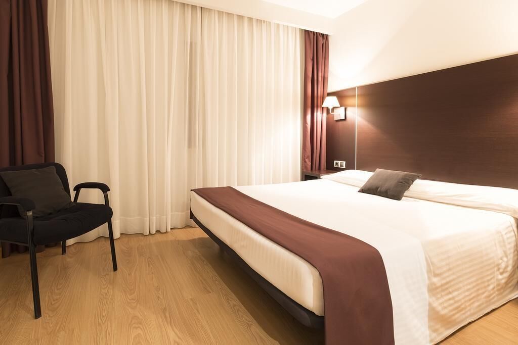 Cortinas blackout, quartos à prova de som, berços grátis