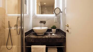 Quarto Duplo ou Twin Superior | Casa de banho | Um polibã, toalhas fornecidas, sabão, champô