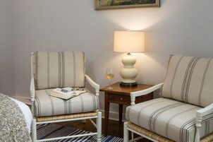 Quarto luxo, 1 cama King | Área de estar | TV de tela plana