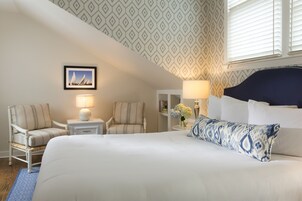 Quarto Deluxe, 1 cama queen-size | Sala de estar | TV de ecrã plano 