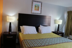 Quarto Standard, 1 cama king-size, não fumadores | 1 quarto, secretária, Wi-fi grátis