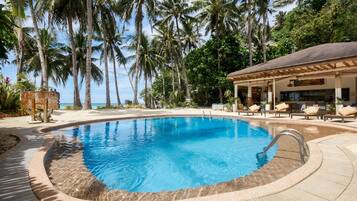 Piscina externa, funciona das 9h às 21h, espreguiçadeiras