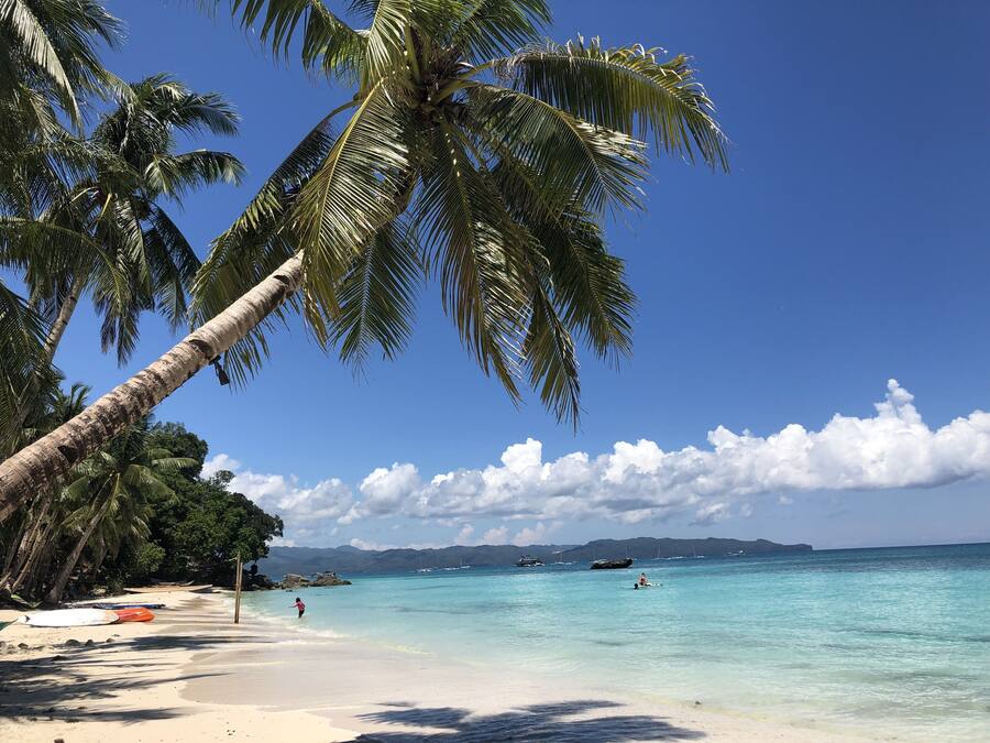 Na praia, praia de areia branca, bares na praia