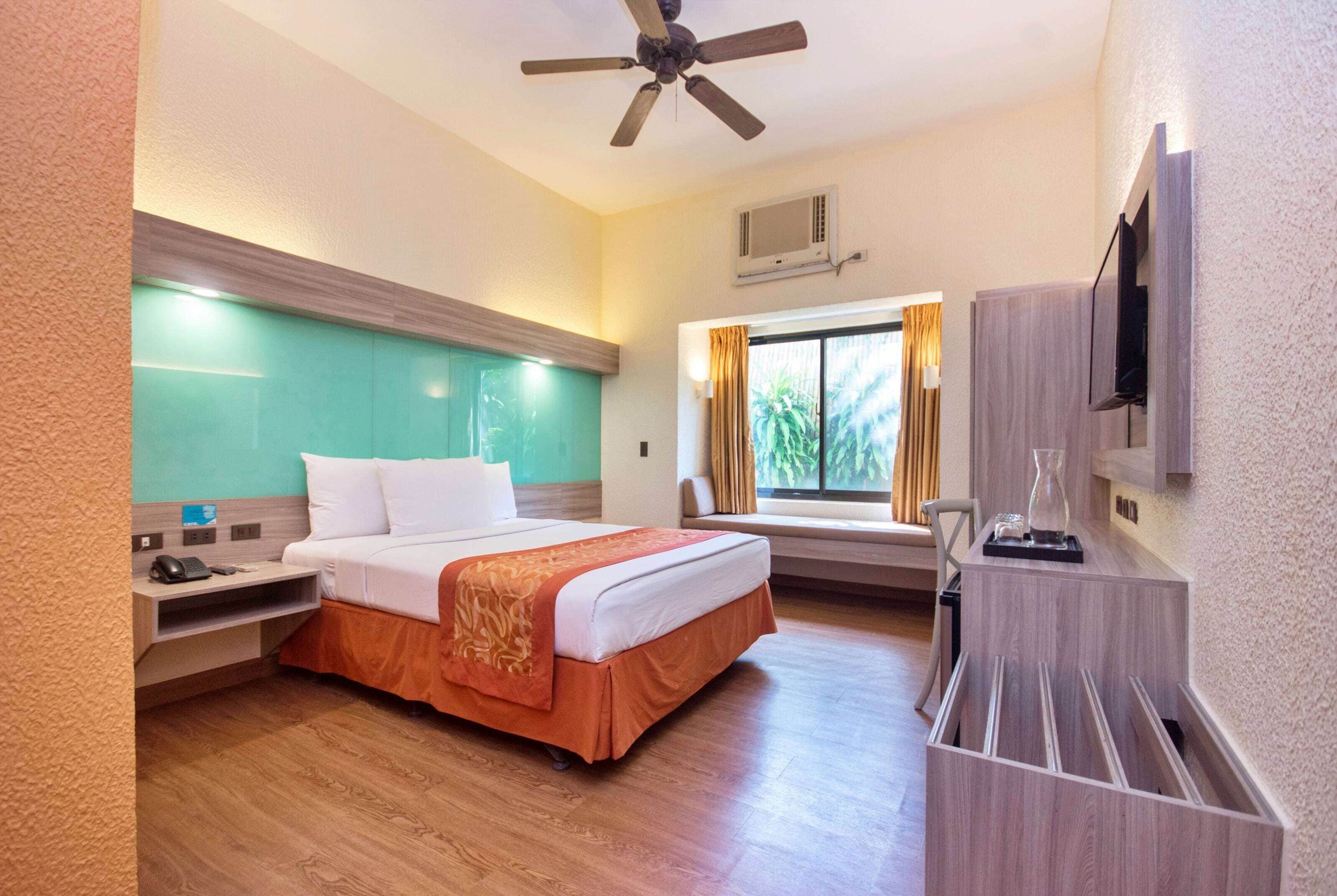 Quarto, 1 cama queen-size, adaptado para pessoas com dificuldades de mobilidade (Roll-In Shower) | Cofre no quarto, secretária, cortinas/cortinados opacos 