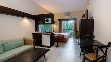 Suite, 1 cama queen-size, não fumadores | 1 quarto, cofre no quarto, secretária, cortinas/cortinados opacos