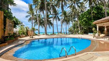 Piscina exterior, da(s) 9:00 à(s) 21:00, espreguiçadeiras