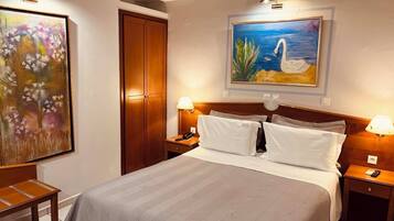 Quarto Duplo ou Twin Standard | Cofre no quarto, cortinas/cortinados opacos, quartos insonorizados