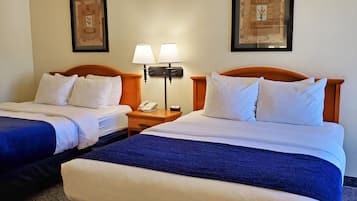 Quarto, 2 camas queen-size, frigorífico e micro-ondas | 1 quarto, secretária, ferro/tábua de engomar, camas desdobráveis