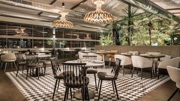 2 restaurantes: servem pequenos-almoços, almoços e jantares