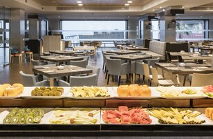 Pequeno-almoço completo diário mediante uma taxa 