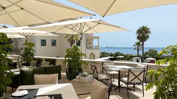 Serviço de café da manhã, local e internacional, vistas para a piscina