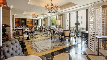 Serviço de café da manhã, local e internacional, vistas para a piscina