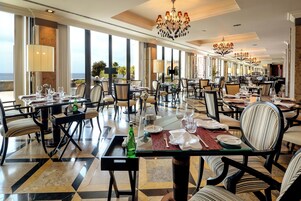 Serviço de café da manhã, local e internacional, vistas para a piscina 