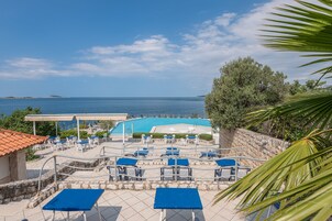Piscina exterior, guarda-sóis, espreguiçadeiras 