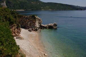 Uma praia privada, espreguiçadeiras, guarda-sóis de praia, mergulho