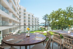 2 restaurantes: opção de café da manhã, almoço e jantar