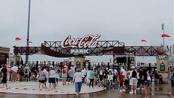 Entrada do Parque Coca-Cola com uma multidão de pessoas.