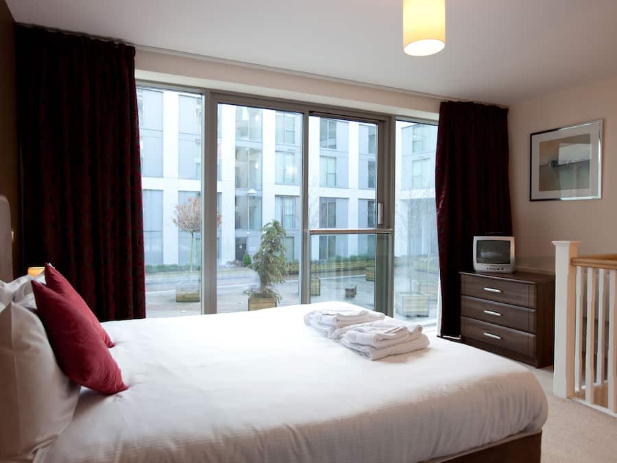 Apartamento, 2 quartos | Roupa hipoalergénica, cofre no quarto, ferro/tábua de engomar