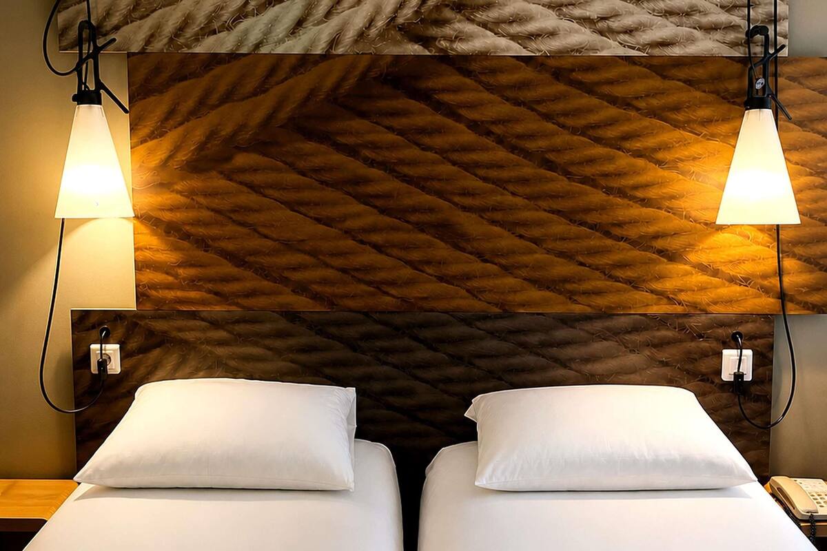 Quarto standard, 2 camas de solteiro | Roupas de cama premium, cofres nos quartos, escrivaninha