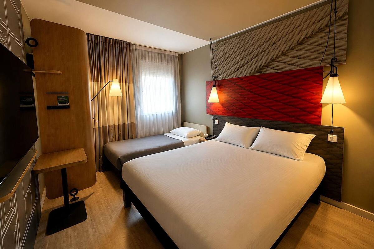 Quarto standard, várias camas | Roupas de cama premium, cofres nos quartos, escrivaninha