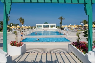 Piscina exterior, espreguiçadeiras 