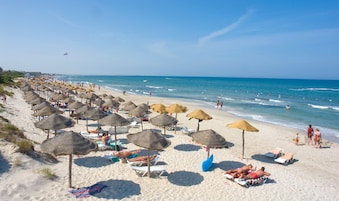 Uma praia privada, praia de areia branca, espreguiçadeiras 