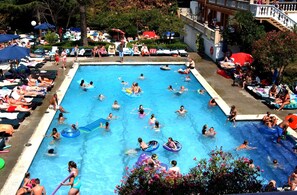 Piscina exterior sazonal, guarda-sóis, espreguiçadeiras 