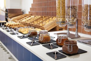 Café da manhã com buffet grátis todos os dias