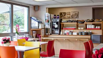 Café da manhã com buffet todos os dias (EUR 6.90 por pessoa)