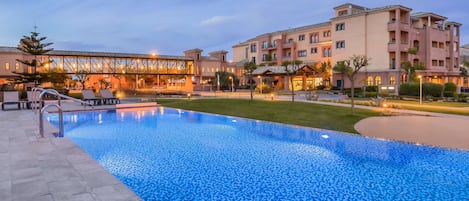 2 piscinas exteriores, guarda-sóis, espreguiçadeiras