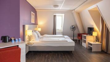 Suíte júnior | Escrivaninha, berços (sobretaxa), camas extras/dobráveis (sobretaxa)