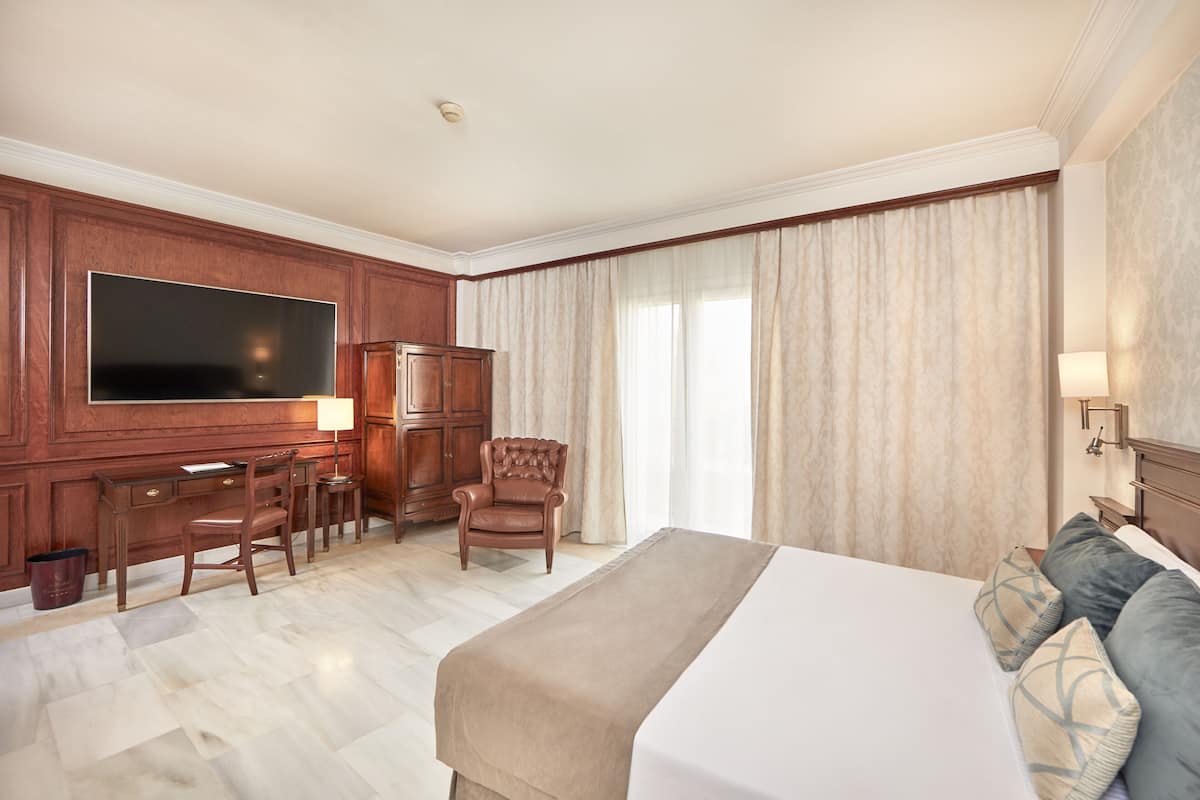 Quarto Duplo Superior | Minibar, cofre no quarto, secretária, cortinas/cortinados opacos