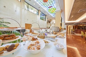 Café da manhã com buffet todos os dias (EUR 16 por pessoa) 