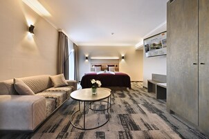 Quarto superior | Cofres nos quartos, escrivaninha, espaço de trabalho para notebook