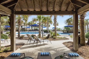 Piscina interna, piscina externa, espreguiçadeiras