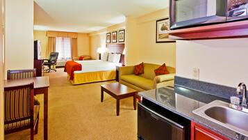 Suite, 1 Cama King-size, Acessível | Kitchenette privada | Um frigorífico, um micro-ondas, uma cafeteira/bule