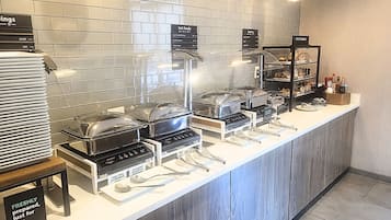 Pequenos-almoços e jantares servidos, incluindo cozinha americana