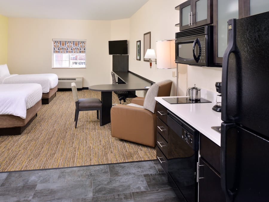 Cofres nos quartos, escrivaninha, espaço de trabalho para notebook