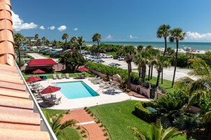 Na praia, guarda-sóis, toalhas de praia 