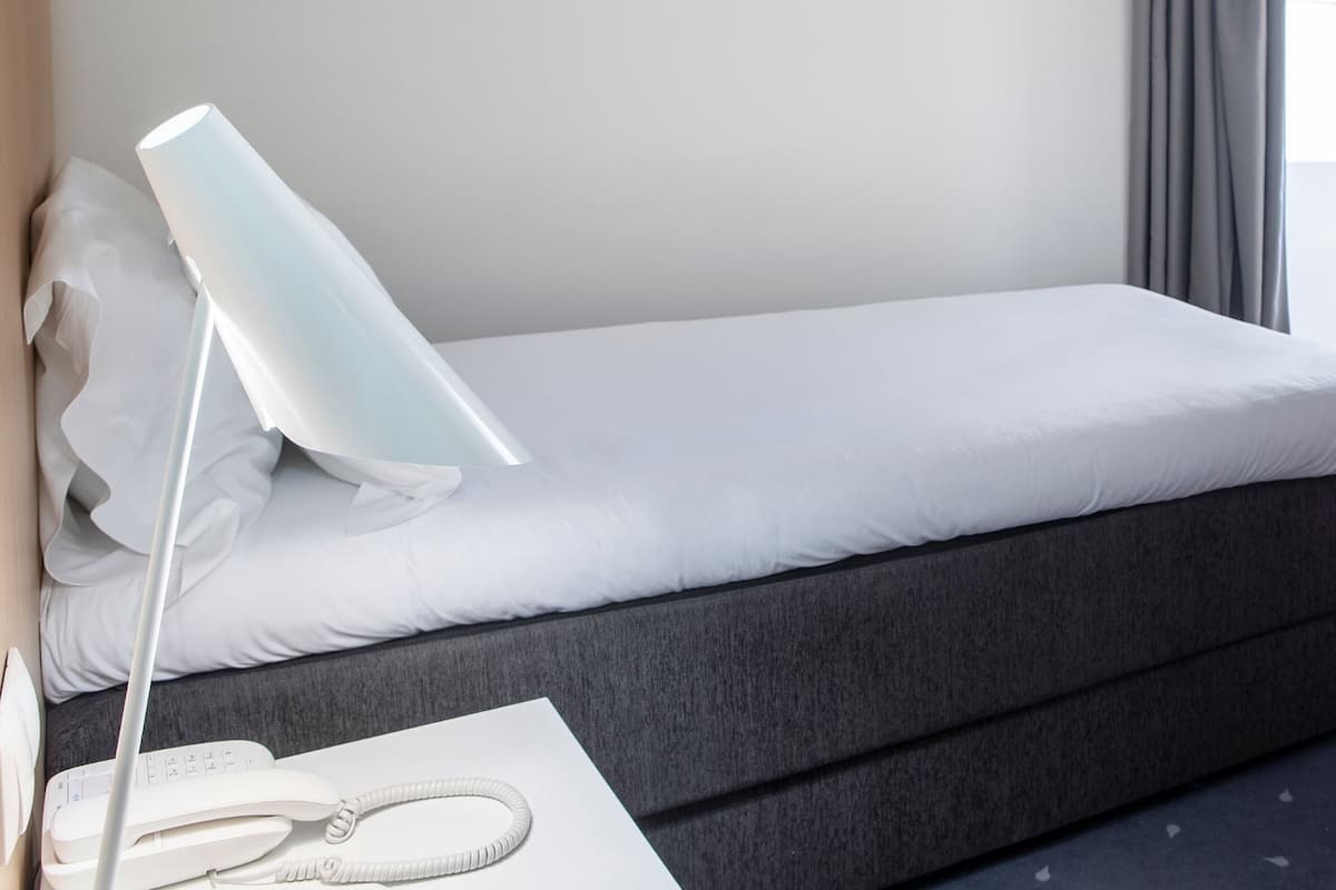 Escrivaninha, cortinas blackout, quartos à prova de som