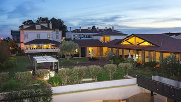 Fachada do alojamento (tarde/noite)
