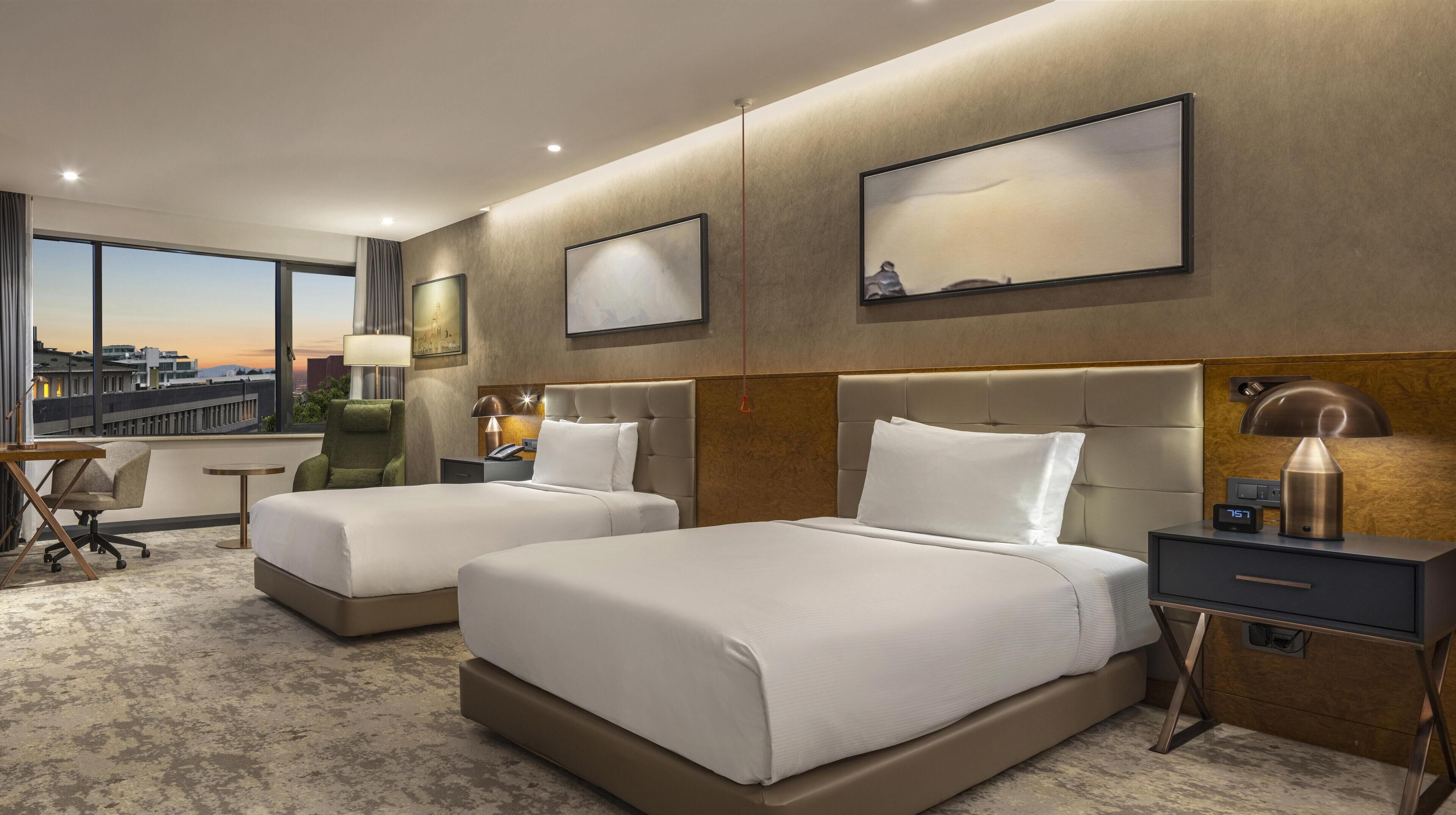 Quarto, 2 camas de solteiro, acessível | Roupas de cama premium, frigobar, cofres nos quartos, escrivaninha