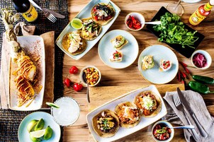 Pequenos-almoços, almoços, jantares servidos, junto à piscina 