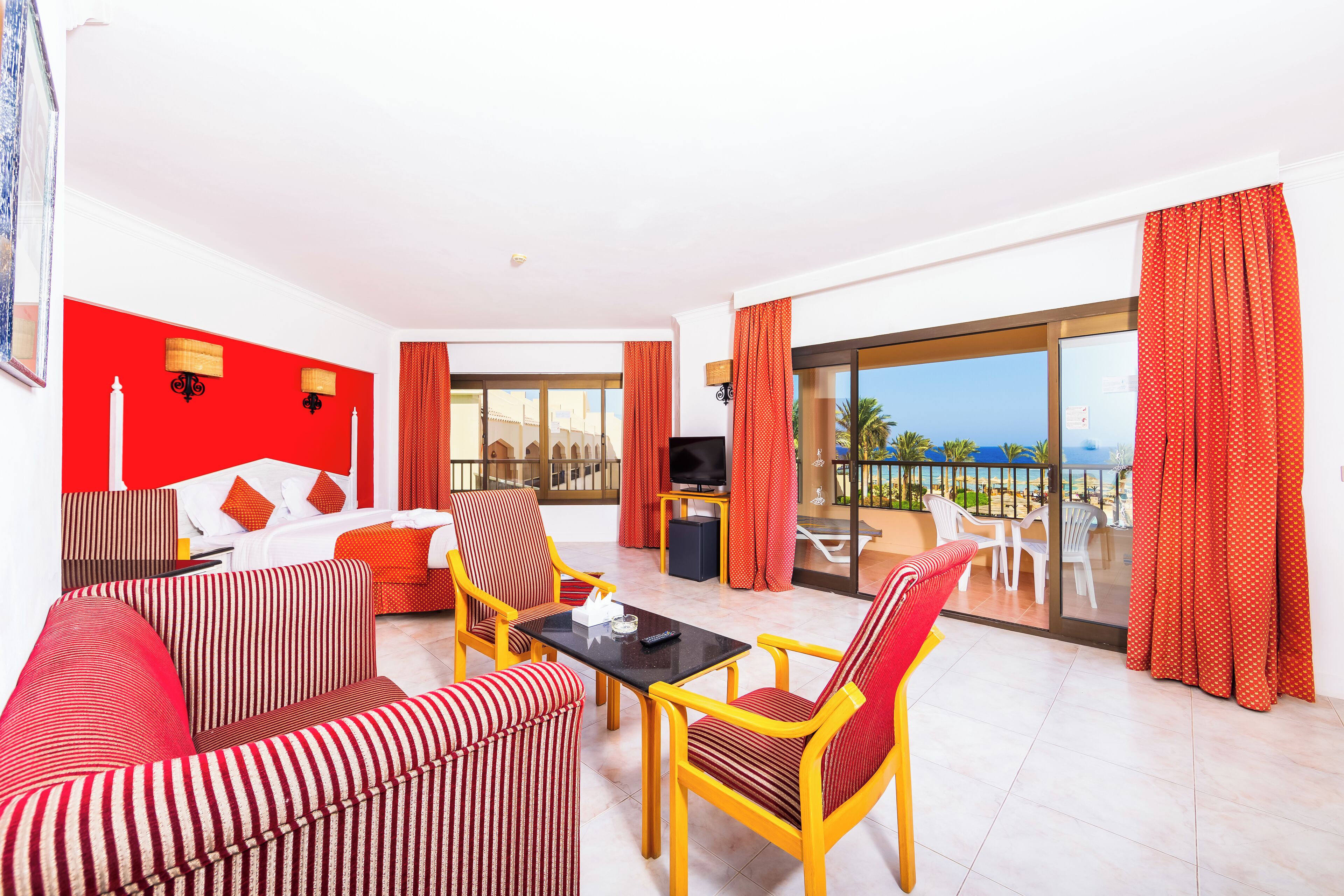 Frigobar, cofres nos quartos, escrivaninha, cortinas blackout