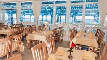 2 restaurantes, pequenos-almoços servidos