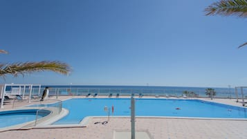 2 piscinas externas, espreguiçadeiras