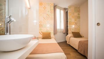 Quarto Twin | Cofre no quarto, cortinas/cortinados opacos, quartos insonorizados