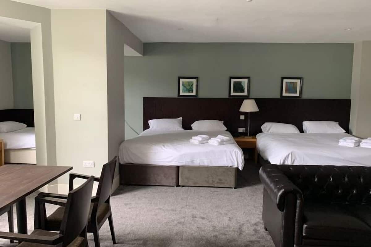 Escrivaninha, Wi-Fi de cortesia, roupa de cama